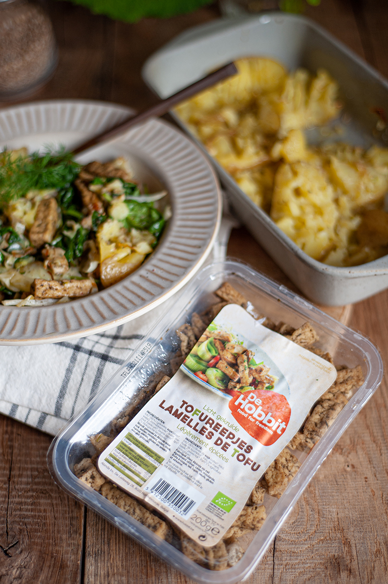 Hobbit - Garlic potatoes with pointed cabbage and lightly spiced tofu ...